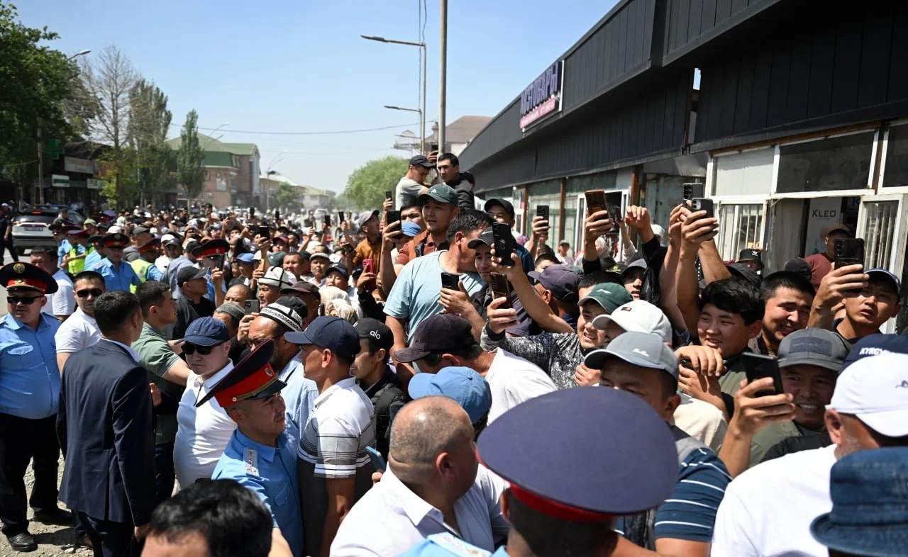Sadır Caparov, Kadamcay ilçesindeki Torgovıy pazarını ziyaret etti ...